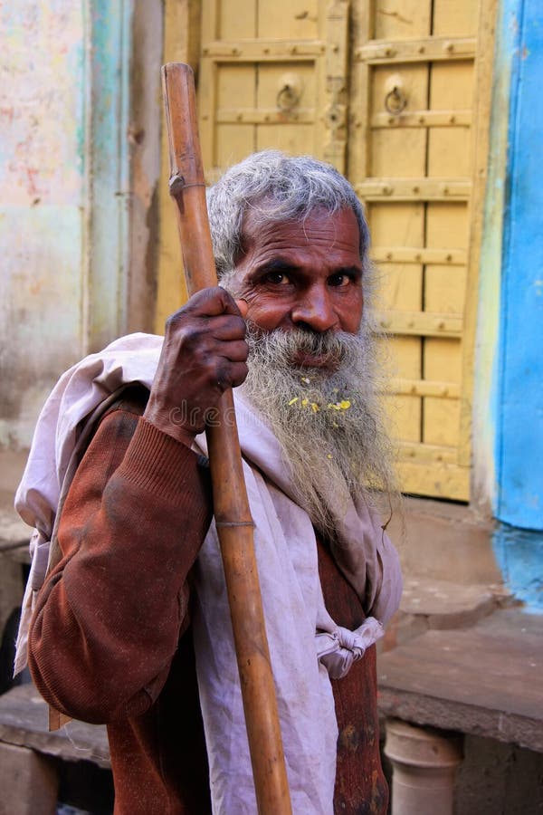 Indische Mens Die in De Straat Van Pushkar, India Lopen Redactionele ...