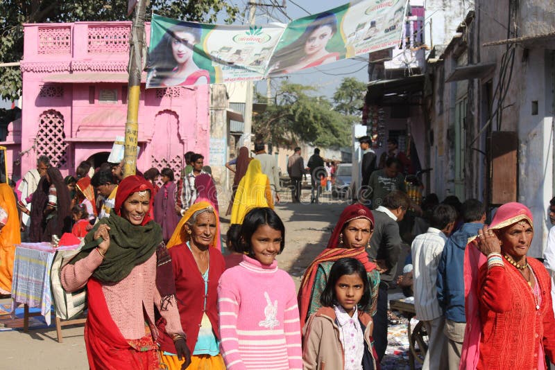Indische Mensen Die in De Straat Van Pushkar Lopen Redactionele ...