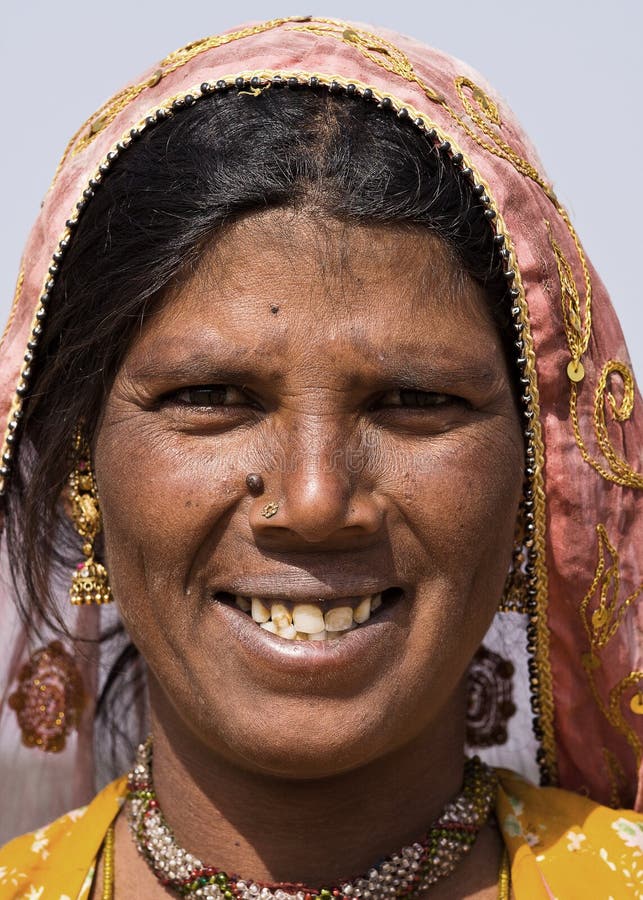 Indische vrouw redactionele afbeelding. Image of hoofd - 34142765