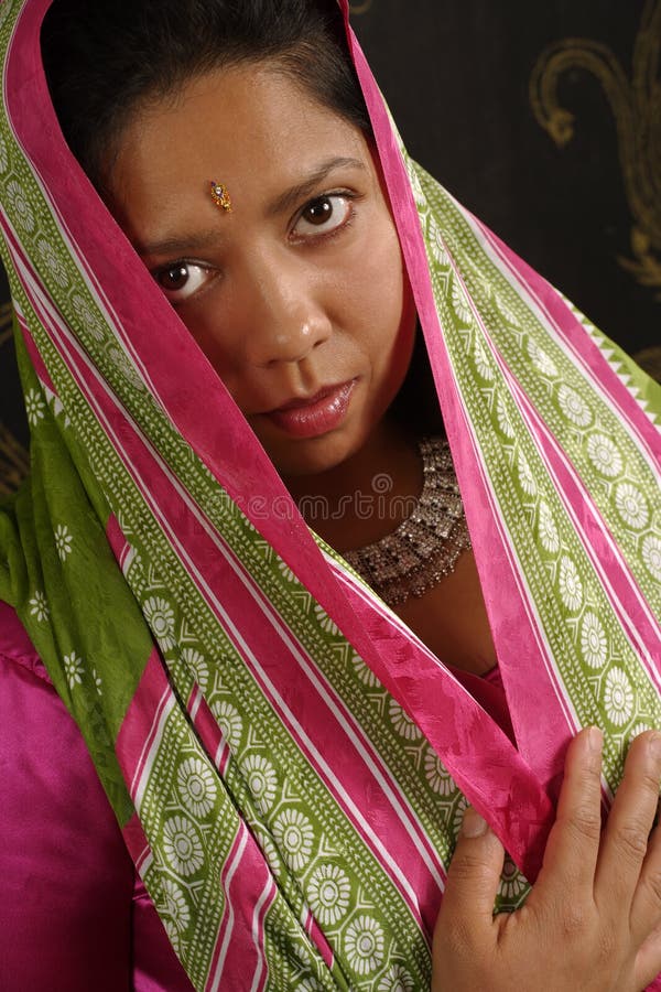 Indische vrouw stock foto. Image of etnisch, studio, volwassen - 7135854