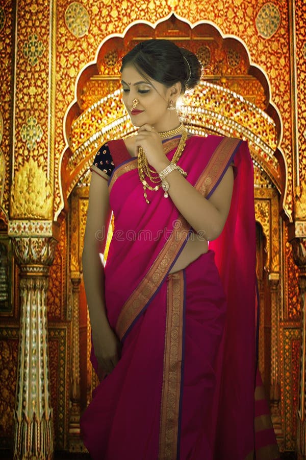 Indische Vrouw Die Traditionele Saree Dragen Stock Afbeelding - Image ...