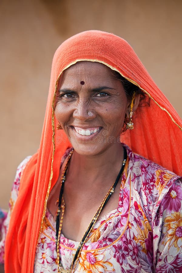 Indische Vrouw Van De Woestijn Van Thar in Rajasthan, India ...