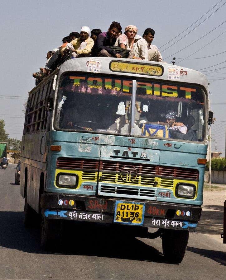Indischer Bus redaktionelles foto. Bild von indien, dach - 17939641