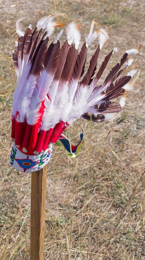 Indischer Hut mit Federn stockfoto. Bild von eingeboren - 164807164