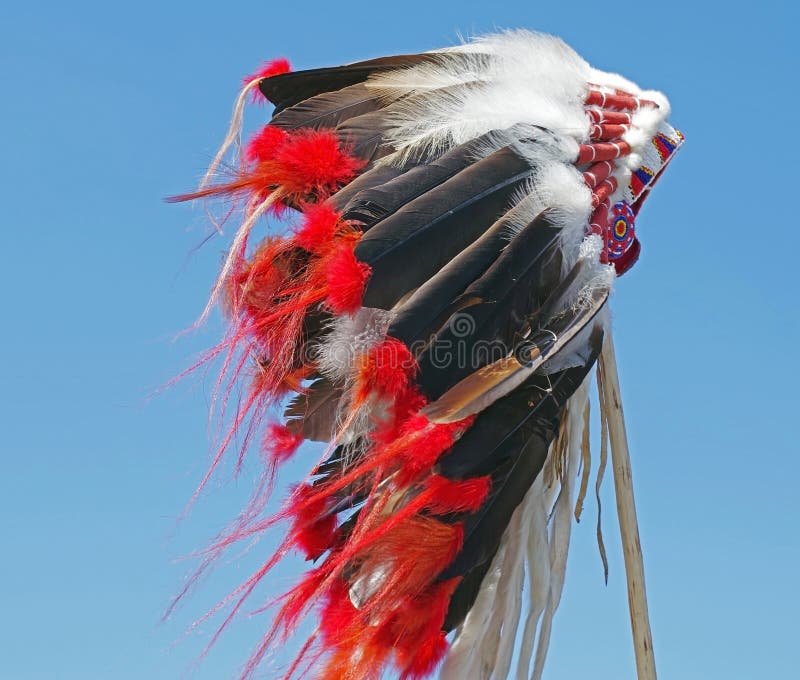 Indischer Hut mit Federn stockfoto. Bild von eingeboren - 164807164