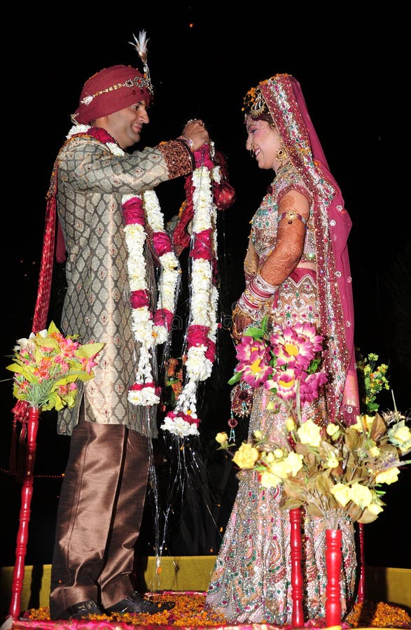 Indisk brud och brudgum fotografering för bildbyråer. Bild av turban ...