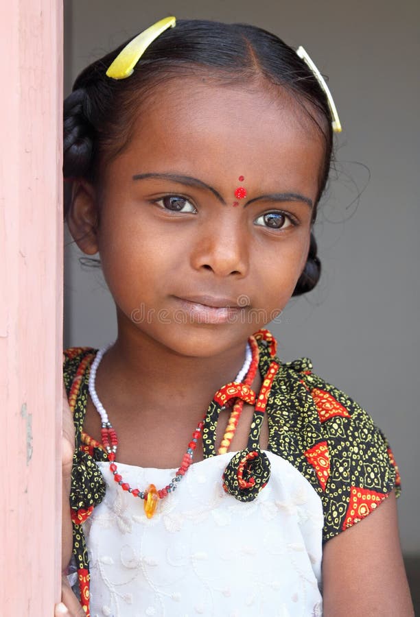 Indisk Flicka Little Som Ber Arkivfoto - Bild av hand, begrepp: 19306164