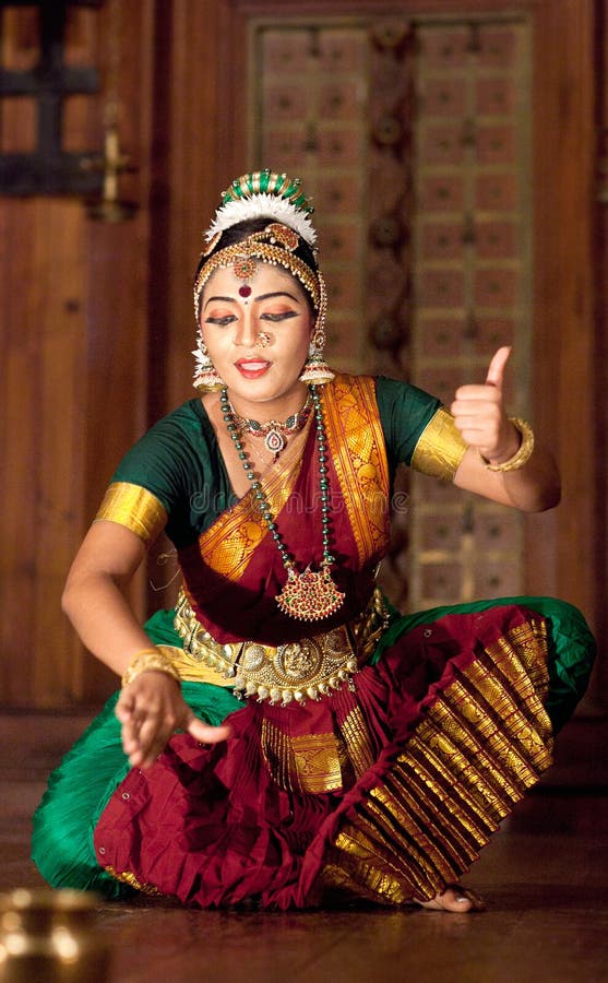 En Indisk Flicka Som Dansar Klassisk Traditionell Indisk Dans Bharat ...