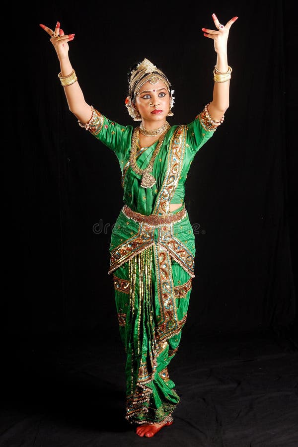 Indisk klassisk dansdräkt redaktionell bild. Bild av tamil - 26141036