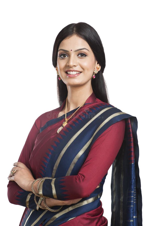 Indisk Kvinna Som Poserar I Sari Arkivfoto - Bild av lycka, posera ...
