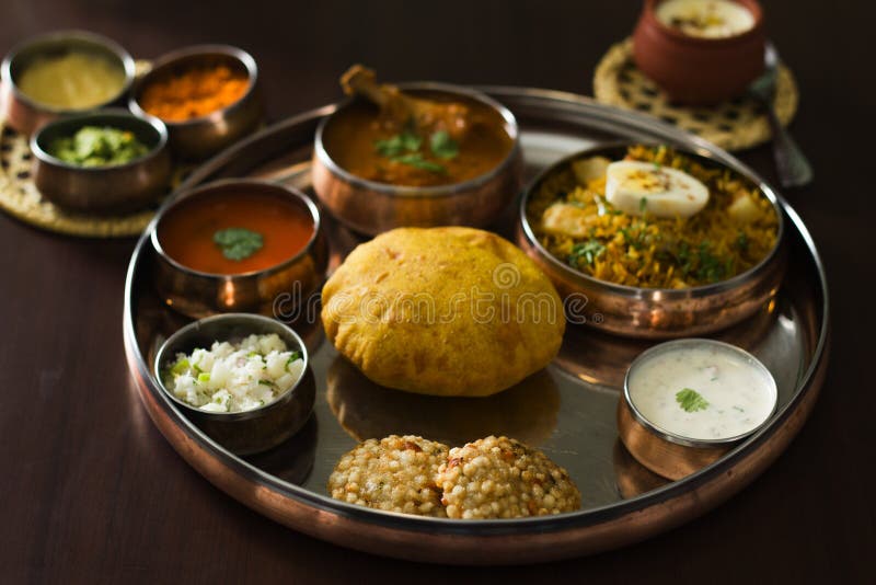 Indisk mat i bystil arkivfoto. Bild av indier, ostmassa - 107987884
