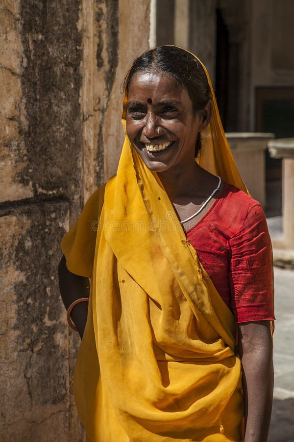 Indisk traditionell kvinna redaktionell foto. Bild av halsband - 43078740
