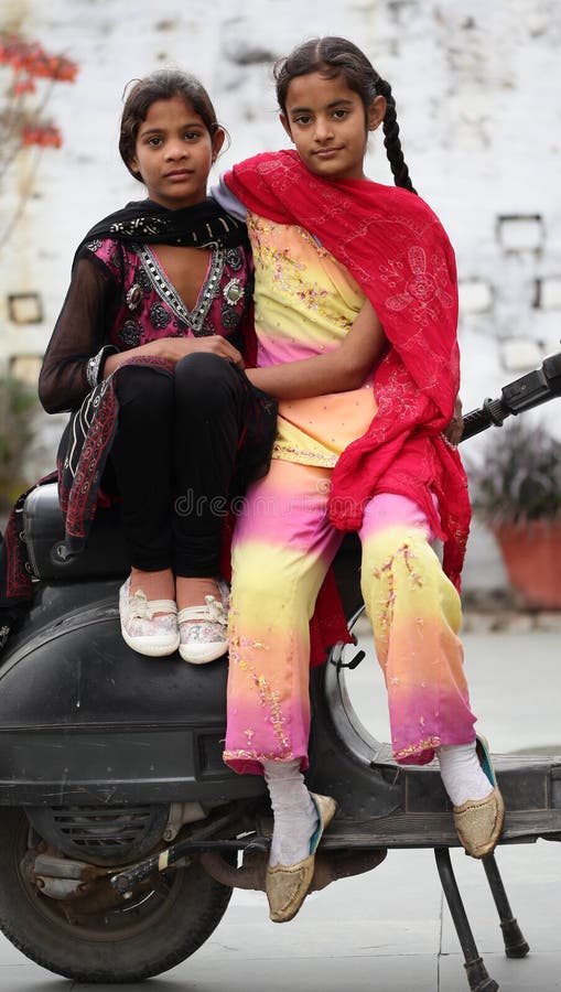 Indiska flickor redaktionell fotografering för bildbyråer. Bild av ...