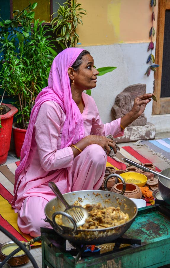 Indiska Kvinnor Som Lagar Mat Traditionell Mat Redaktionell Arkivbild ...