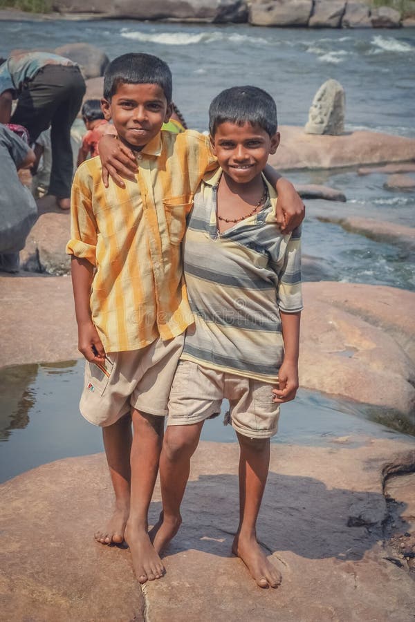 Indiska Pojkar Som Simmar I Det Heliga Vattnet I Floden Ganges I Staden ...