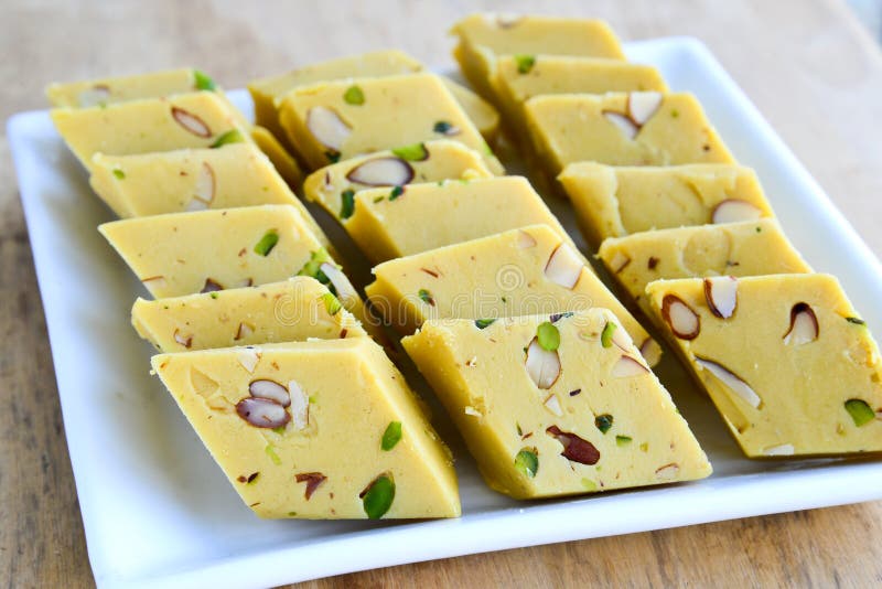 Indiska Sötsaker - Mango Burfi Arkivfoto - Bild av jubel, matställe ...