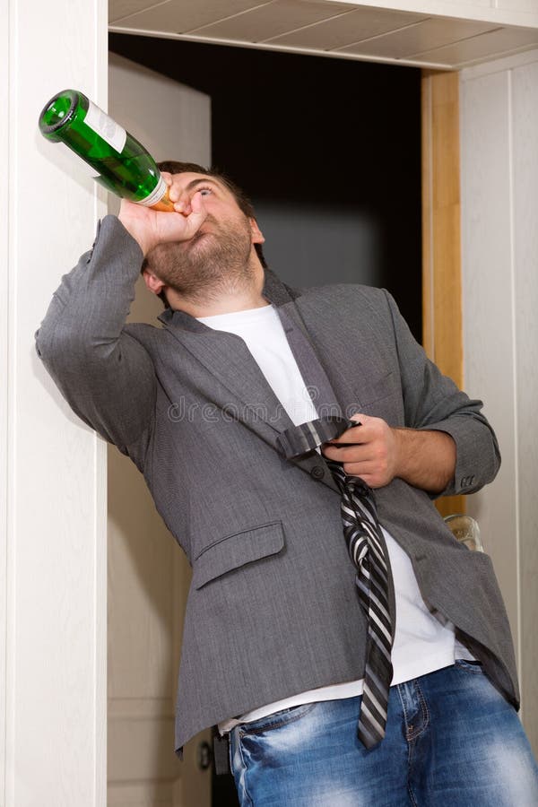 Homem Bêbado Com a Garrafa Do Doente Do Vinho Na Bacia De Toalete ...
