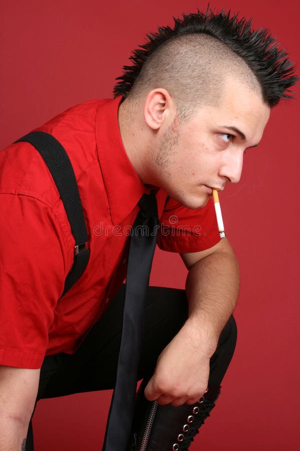 Indivíduo Do Punk Com Um Cigarro Foto de Stock - Imagem de macho, cara ...