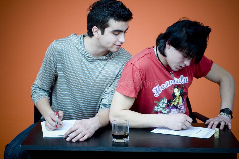 Alguien Haciendo Trampa En Un Examen Imagen de archivo - Imagen de ...