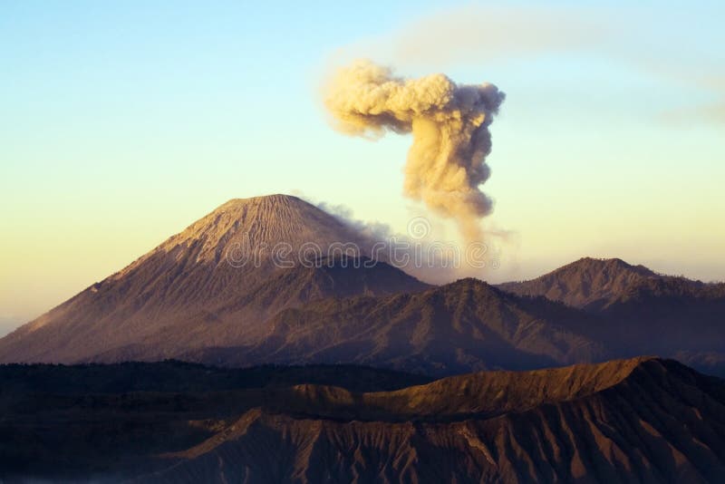 Semeru zdjęcie stock. Obraz złożonej z javanese - 103604562