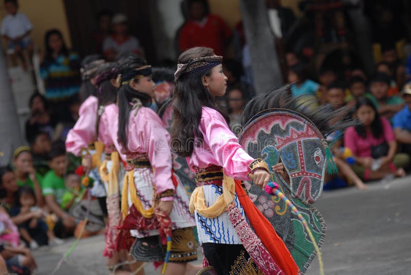 Indonesia Traditional Dance Editorial Stock Image - Image of parade ...