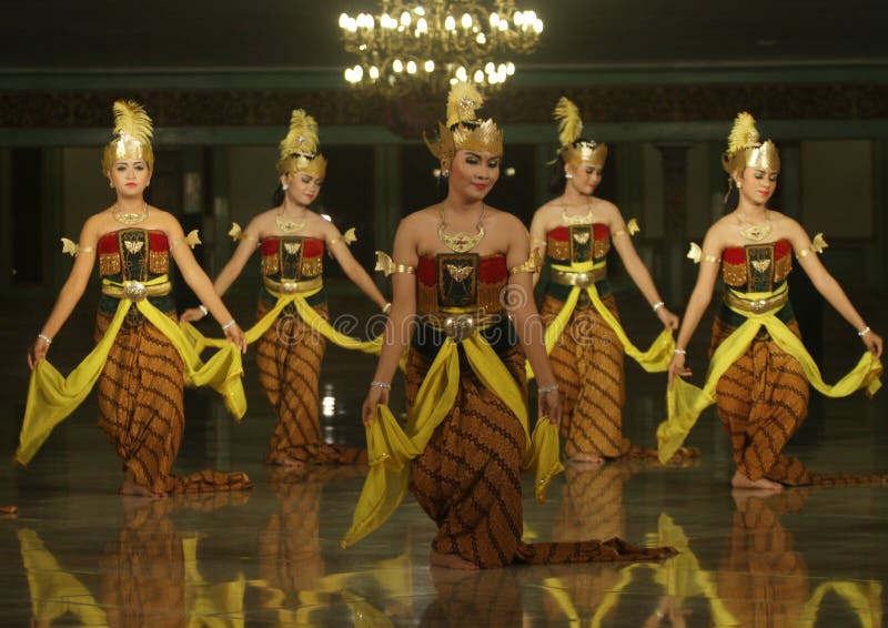 Indonesia Traditional Dance Editorial Stock Image - Image of ...