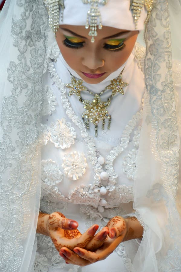 Indonesian bride stock photo. Image of decoration, indonesia - 52075542