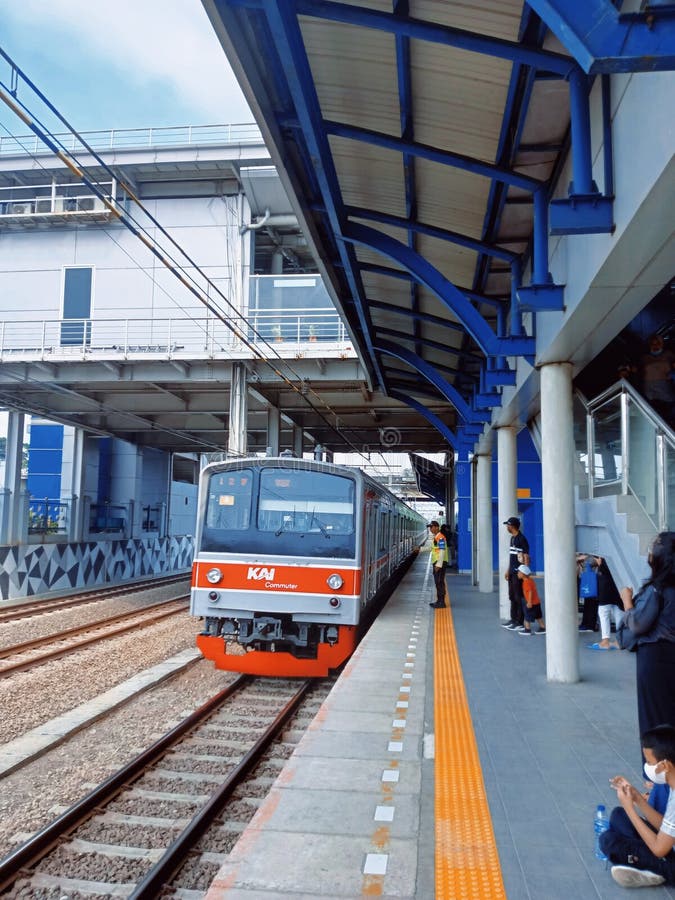 Indonesian CommuterLine Train in Buaran Station on 2nd Platform Editorial Photo - Image of train ...
