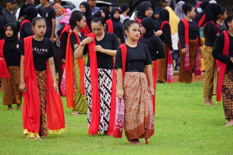 Indonesian Performing Gambyong Dance. this Dance Comes from Central ...