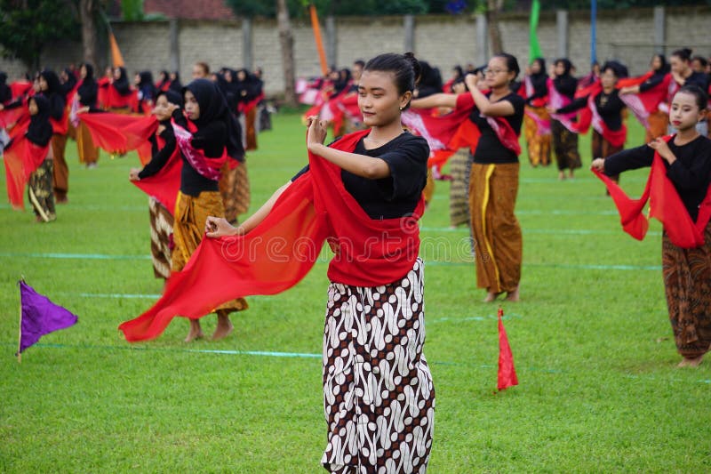 Indonesian Performing Gambyong Dance. this Dance Comes from Central ...