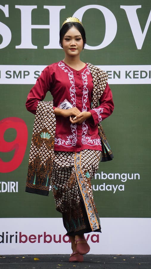 Indonesian Student in Batik Clothes. this Batik Comes from Kediri ...
