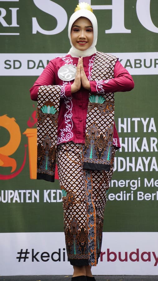 Indonesian Student in Batik Clothes. this Batik Comes from Kediri ...