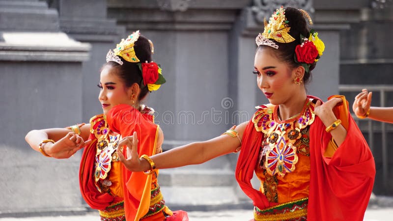 Indonesian Traditional Dancer with Traditional Clothes Editorial Stock ...