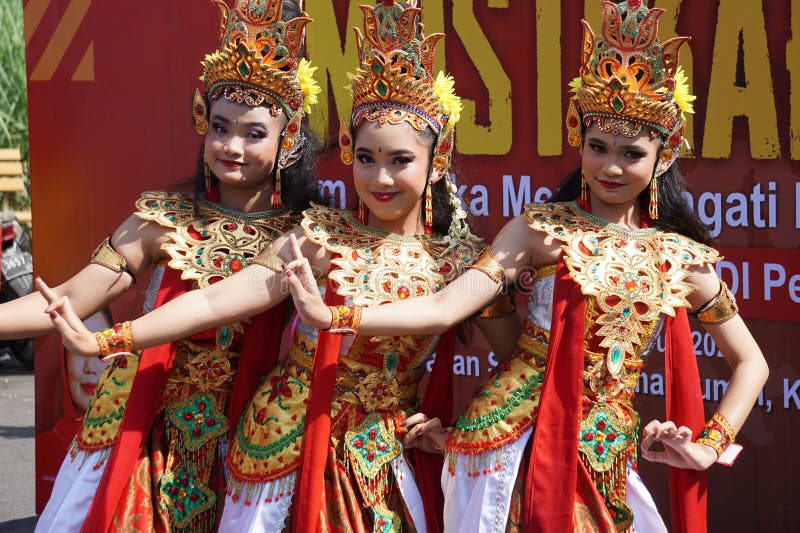 Indonesian Traditional Dancers with Traditional Clothes Editorial Stock ...