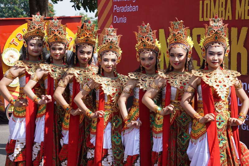 Indonesian Traditional Dancers with Traditional Clothes Editorial Image ...