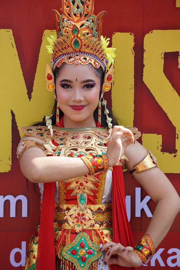 Indonesian Traditional Dancers with Traditional Clothes Editorial ...