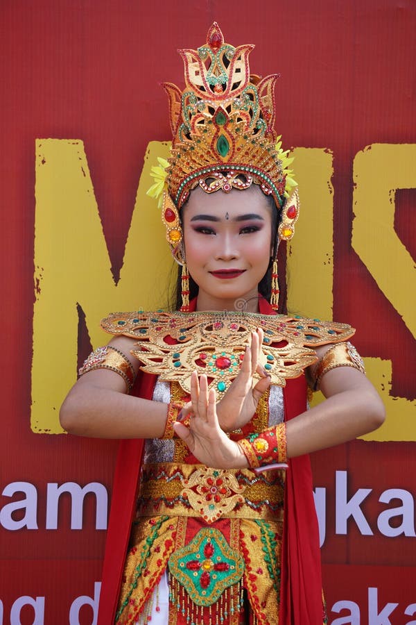 Indonesian Traditional Dancers with Traditional Clothes Editorial Stock ...