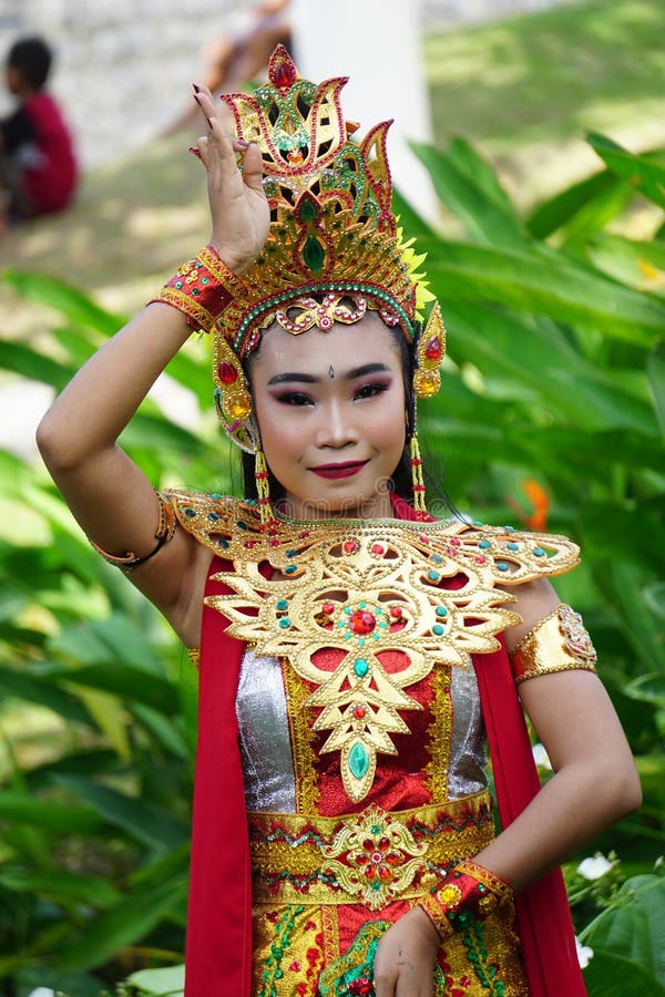 Indonesian Traditional Dancers with Traditional Clothes Editorial Image ...