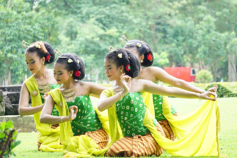 Indonesian Traditional Dancer with Traditional Clothes Editorial Stock ...