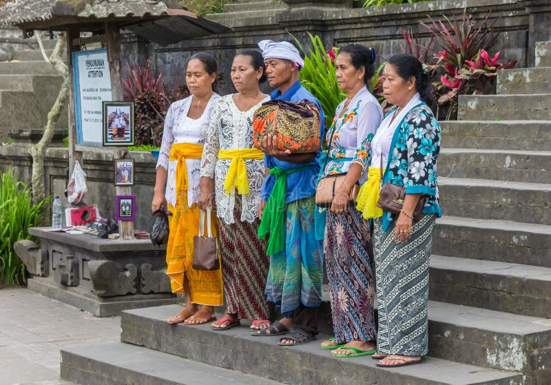 Indonesische Mensen in Traditionele Kleding Redactionele Foto - Image ...