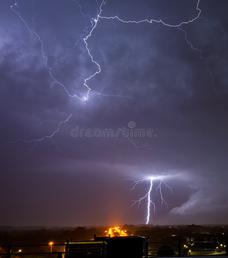 Indrukwekkende Bliksem stock foto. Image of stralen, verlichting - 25973636