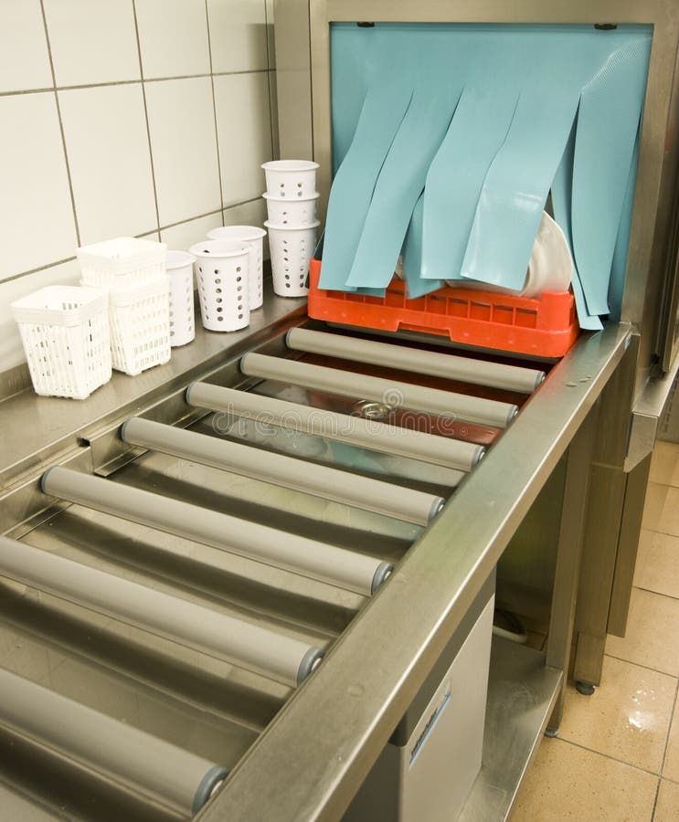 Industriële afwasmachine stock foto. Image of geautomatiseerd - 6981740