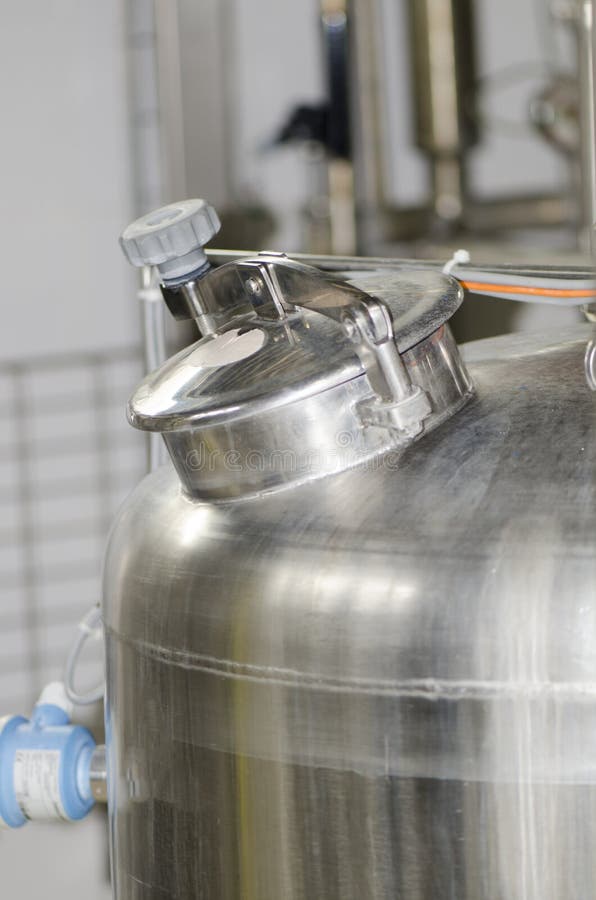 Melktank stock foto. Afbeelding bestaande uit inhoud - 27899852