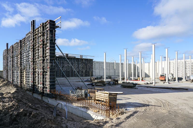 Industrial Building Wall Construction Using Concrete Formwork with a ...