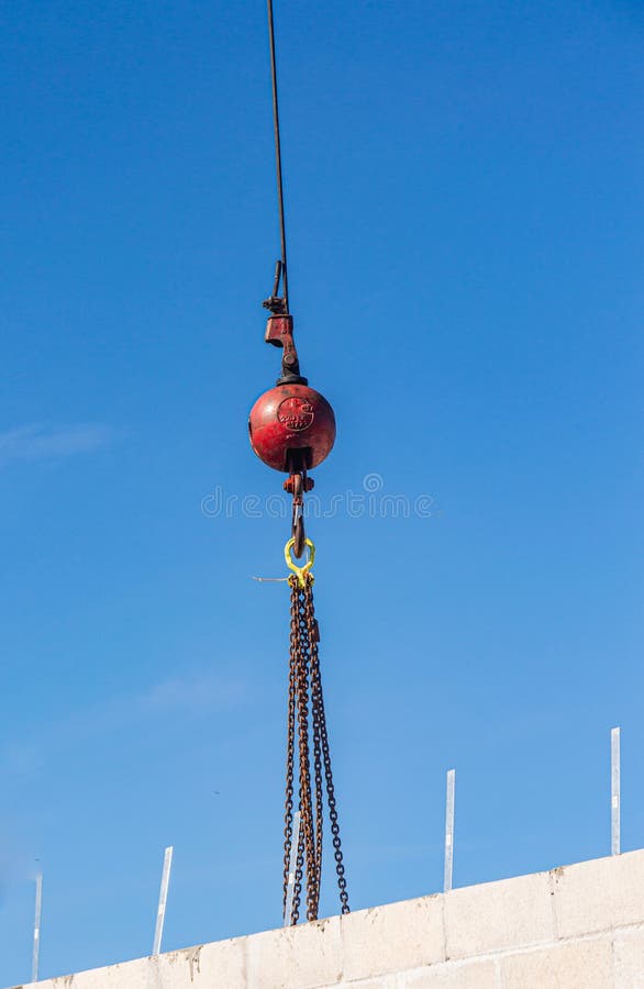Construction Crane, Ball and Hook with Two Lengths of Chain, Lifting ...