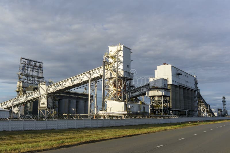 Storage and Loading Hopper for Loose Materials with Inclined Conveyors ...