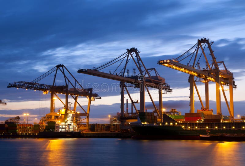 Grote Havenkranen Die Containerschepen in De Haven Van Rotterdam Laden ...