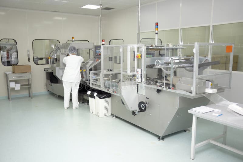 Industrie Pharmaceutique. Ligne De Production. Convoyeur De Machine ...