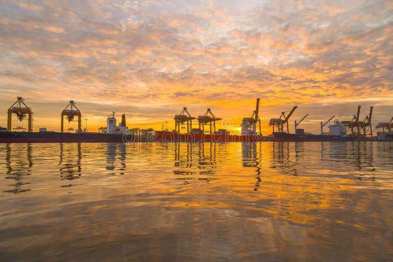 De Vrachtschip Van De Lading Van De Container Met Werkende Kraanbrug in ...