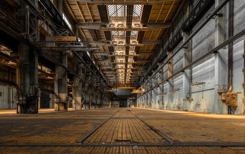 Industrieller Innenraum Einer Alten Fabrik Stockbild - Bild von ...